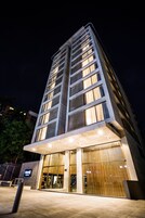 Fachada da propriedade à noite