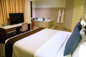 Suíte, banheira de imersão | Frigobar, cofres nos quartos, escrivaninha