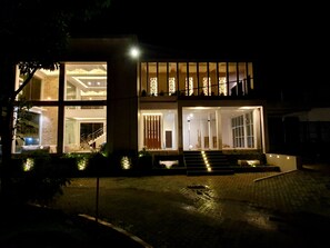 Fachada da propriedade à noite