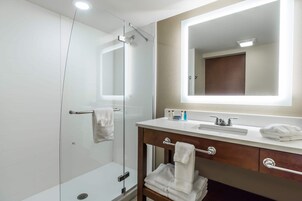 Secador de cabelo, toalhas de banho