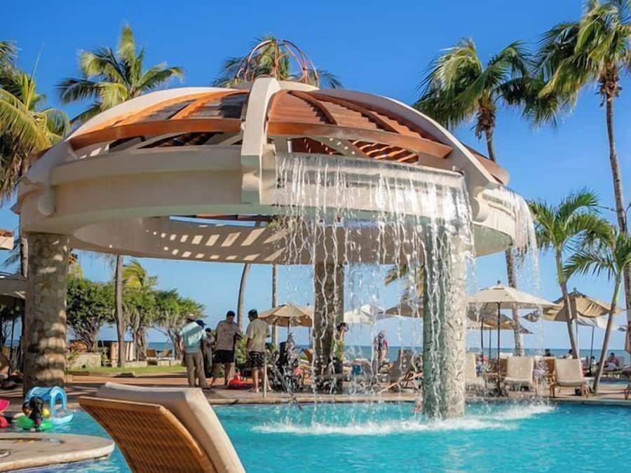 3 piscinas exteriores, espreguiçadeiras