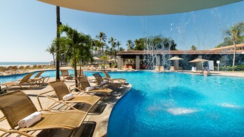 3 piscinas exteriores, espreguiçadeiras