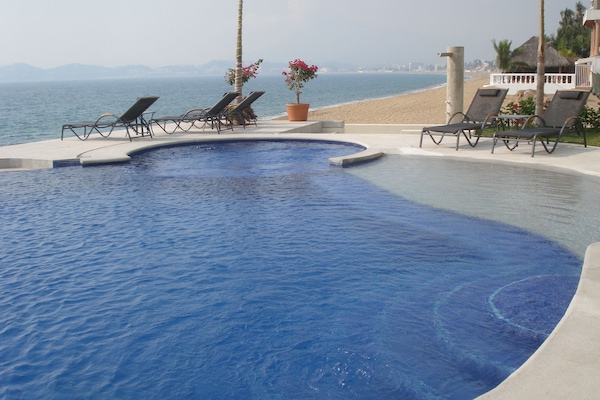 Piscina exterior, uma piscina transbordante, espreguiçadeiras