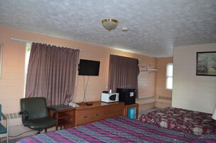 Quarto Standard, 1 cama queen-size, não fumadores | Casa de banho | Um polibã, artigos de higiene pessoal grátis, toalhas fornecidas 