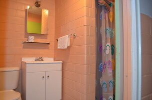Quarto Standard, 1 cama queen-size, não fumadores | Casa de banho | Um polibã, artigos de higiene pessoal grátis, toalhas fornecidas 