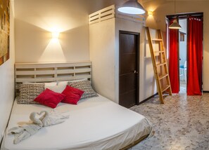 Quarto Triplo Deluxe, casa de banho privativa | Cofre no quarto, cortinas/cortinados opacos, Wi-fi grátis 