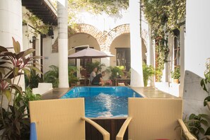 Piscina externa, espreguiçadeiras