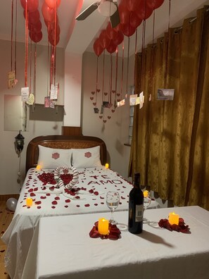 Quarto casal | Roupas de cama premium, escrivaninha, Wi-Fi de cortesia, roupa de cama