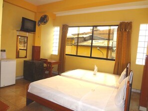 Roupas de cama premium, escrivaninha, Wi-Fi de cortesia, roupa de cama