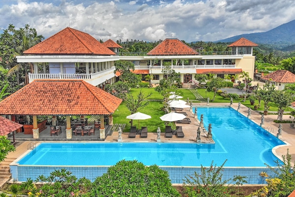 Piscina externa, espreguiçadeiras