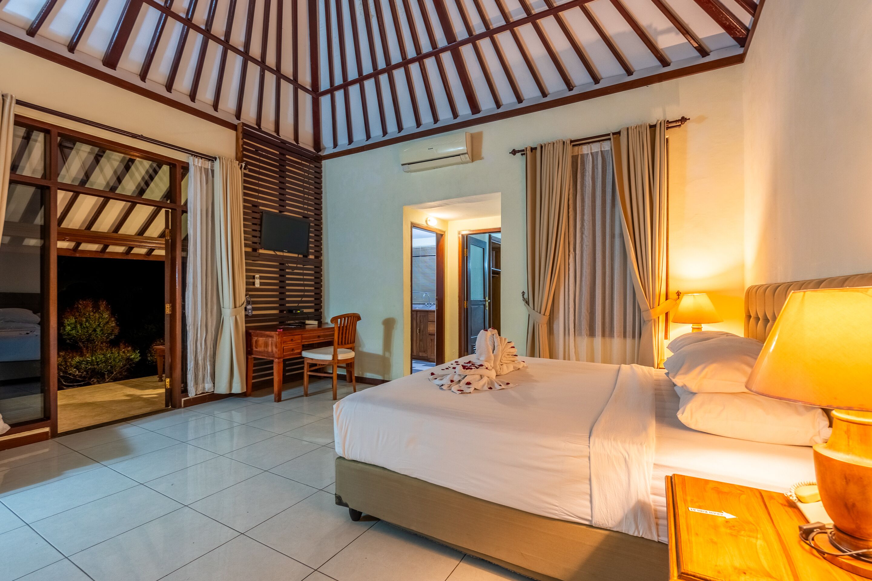 Quarto luxo, 1 quarto | Roupas de cama premium, frigobar, cofres nos quartos, escrivaninha