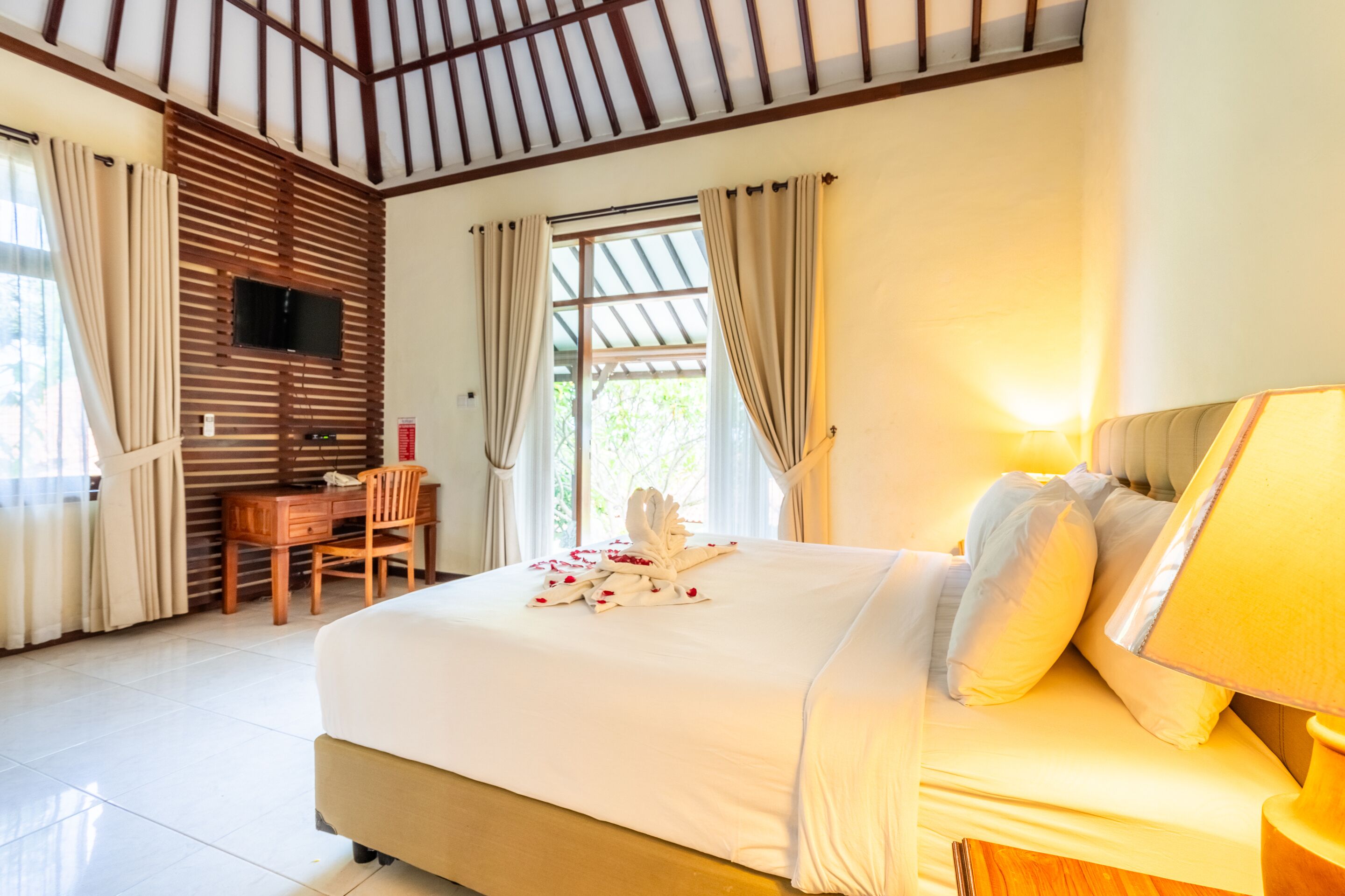 Quarto Deluxe, 2 quartos | Roupa de alta qualidade, minibar, cofre no quarto, secretária 