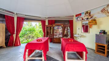 Envolvimentos desintoxicantes, reflexologia, manicures e pedicures