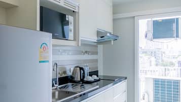Suite, 1 quarto | Cozinha privada | Um frigorífico/congelador grande, um micro-ondas, uma cafeteira/bule