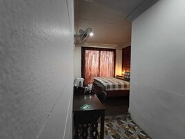 Quarto superior, 1 cama Queen | 2 quartos, Wi-Fi de cortesia, roupa de cama