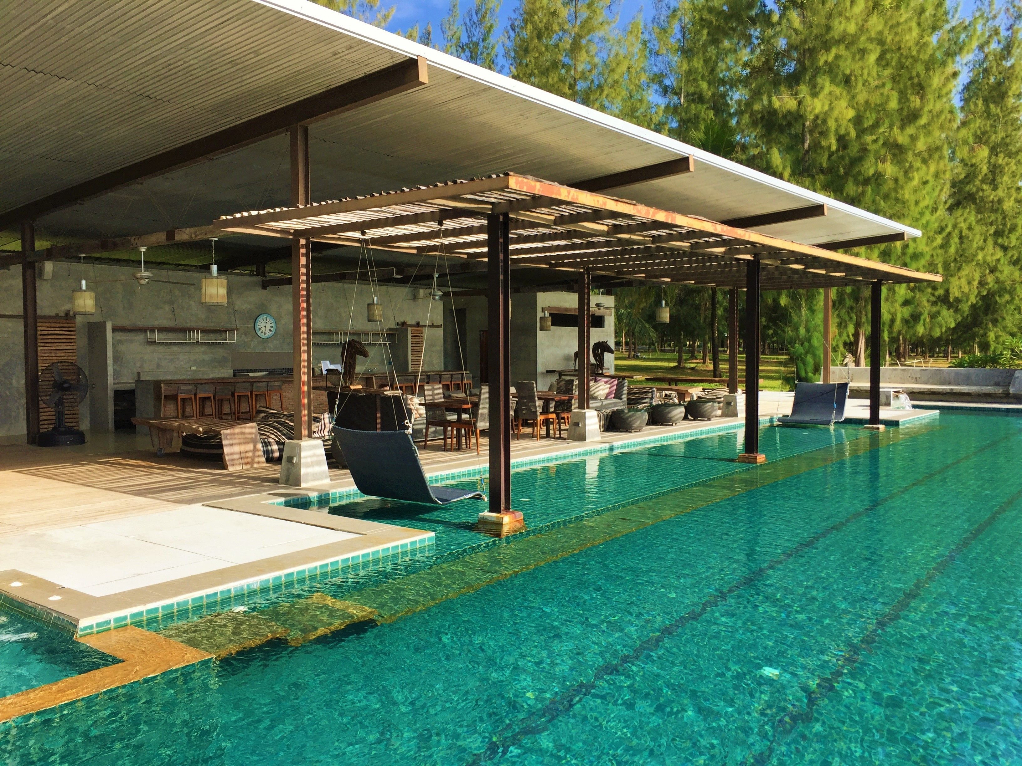 Piscina externa, guarda-sóis, espreguiçadeiras