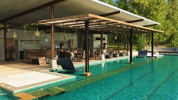 Piscina externa, guarda-sóis, espreguiçadeiras