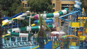 Um parque aquático com vários toboáguas e atrações aquáticas.