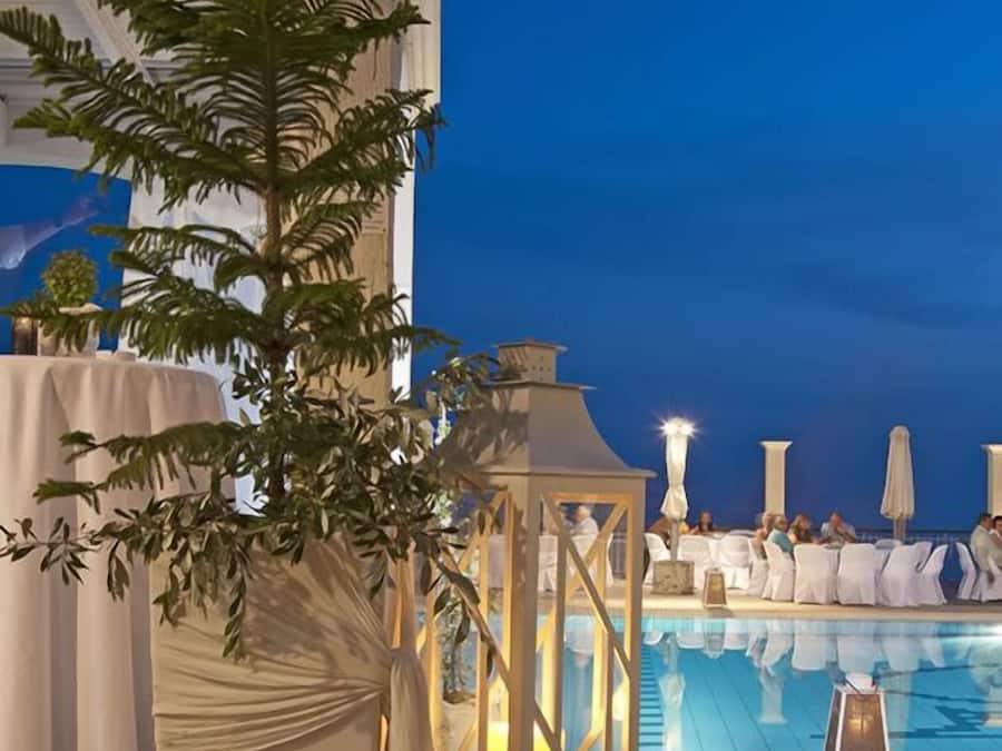 Piscina externa, guarda-sóis, espreguiçadeiras