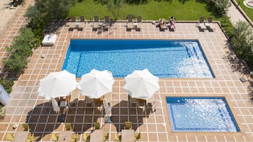 Piscina externa, funciona das 9h às 18h, guarda-sóis, espreguiçadeiras