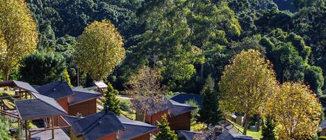 Uma área residencial com várias casas, telhados inclinados e painéis solares.