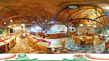 Café da manhã, almoço e jantar; culinária internacional