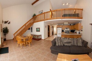 Casa de Férias Premium, vários quartos | Sala de estar | Televisor, leitor de DVD