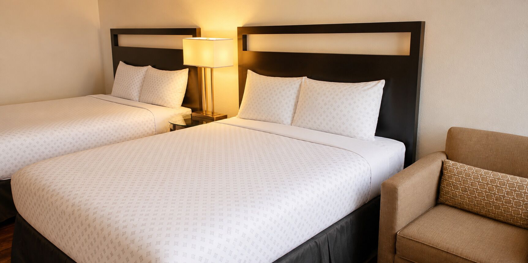 Quarto, 2 camas queen-size | Secretária, Wi-fi grátis, roupa de cama fornecida 