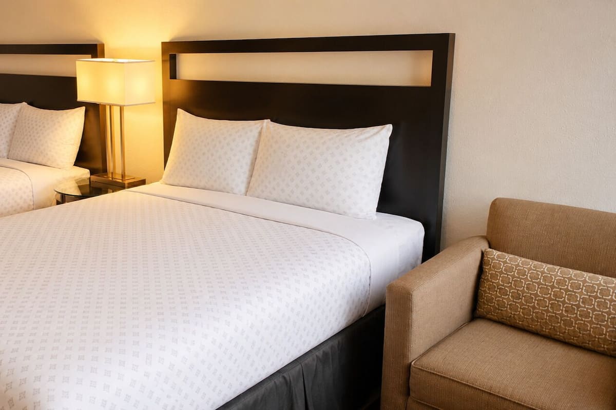 Quarto, 2 camas queen-size | Secretária, Wi-fi grátis, roupa de cama fornecida