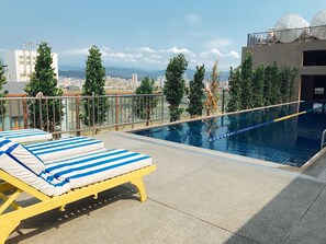 Piscina externa, funciona das 14h às 21h, espreguiçadeiras