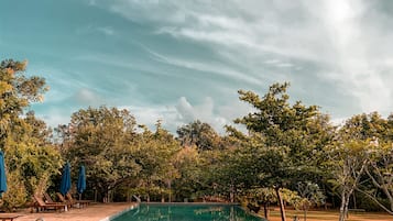 Piscina externa, piscina natural, espreguiçadeiras