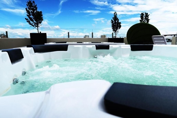 Piscina no piso superior