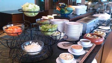 Pequenos-almoços, almoços, jantares servidos, cozinha tailandesa