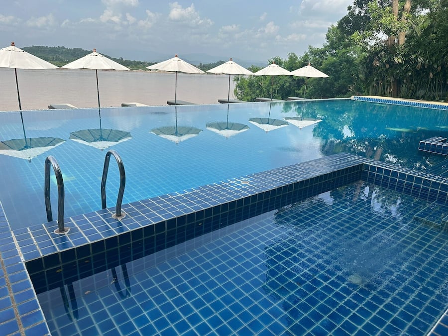 Piscina externa, funciona das 8h às 19h, espreguiçadeiras