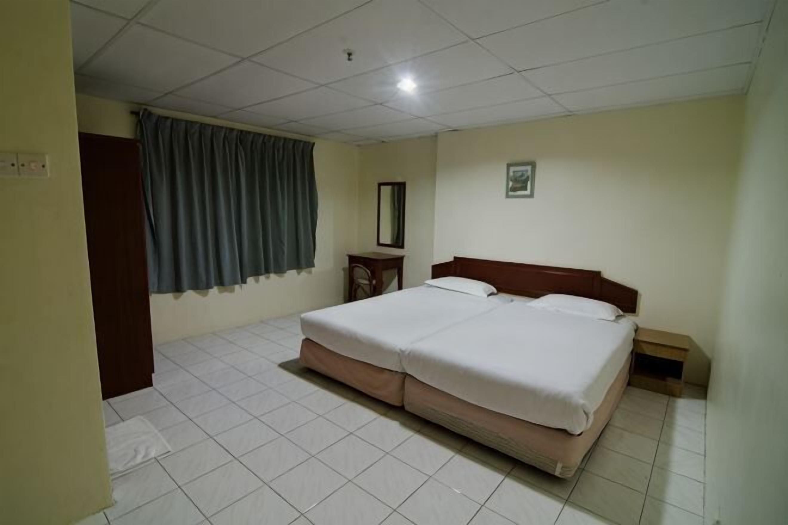 Cofres nos quartos, escrivaninha, roupa de cama