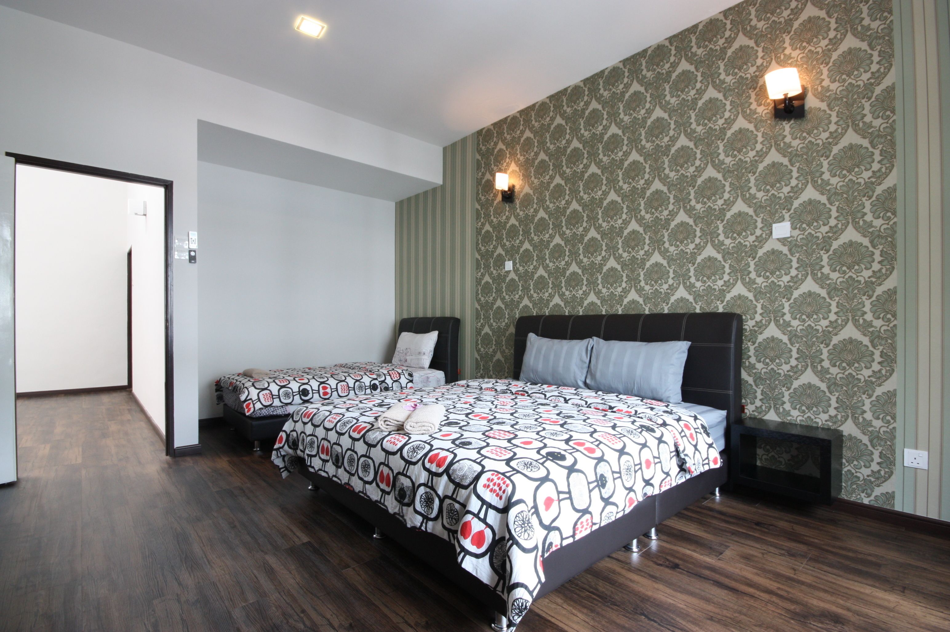 Escrivaninha, cortinas blackout, ferros/tábuas de passar roupa