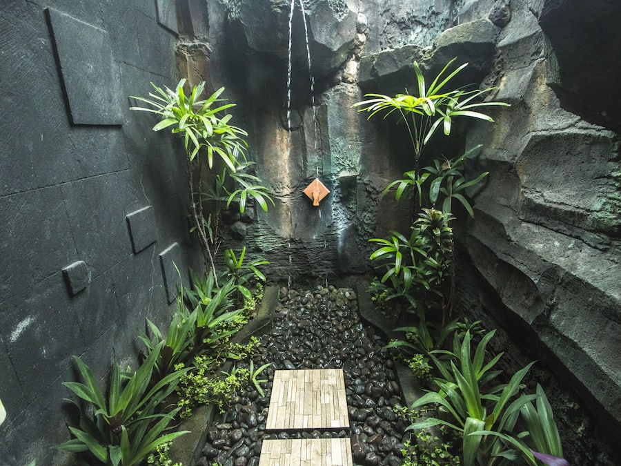 Quarto Deluxe | Casa de banho | Um polibã, produtos de higiene exclusivos, toalhas fornecidas