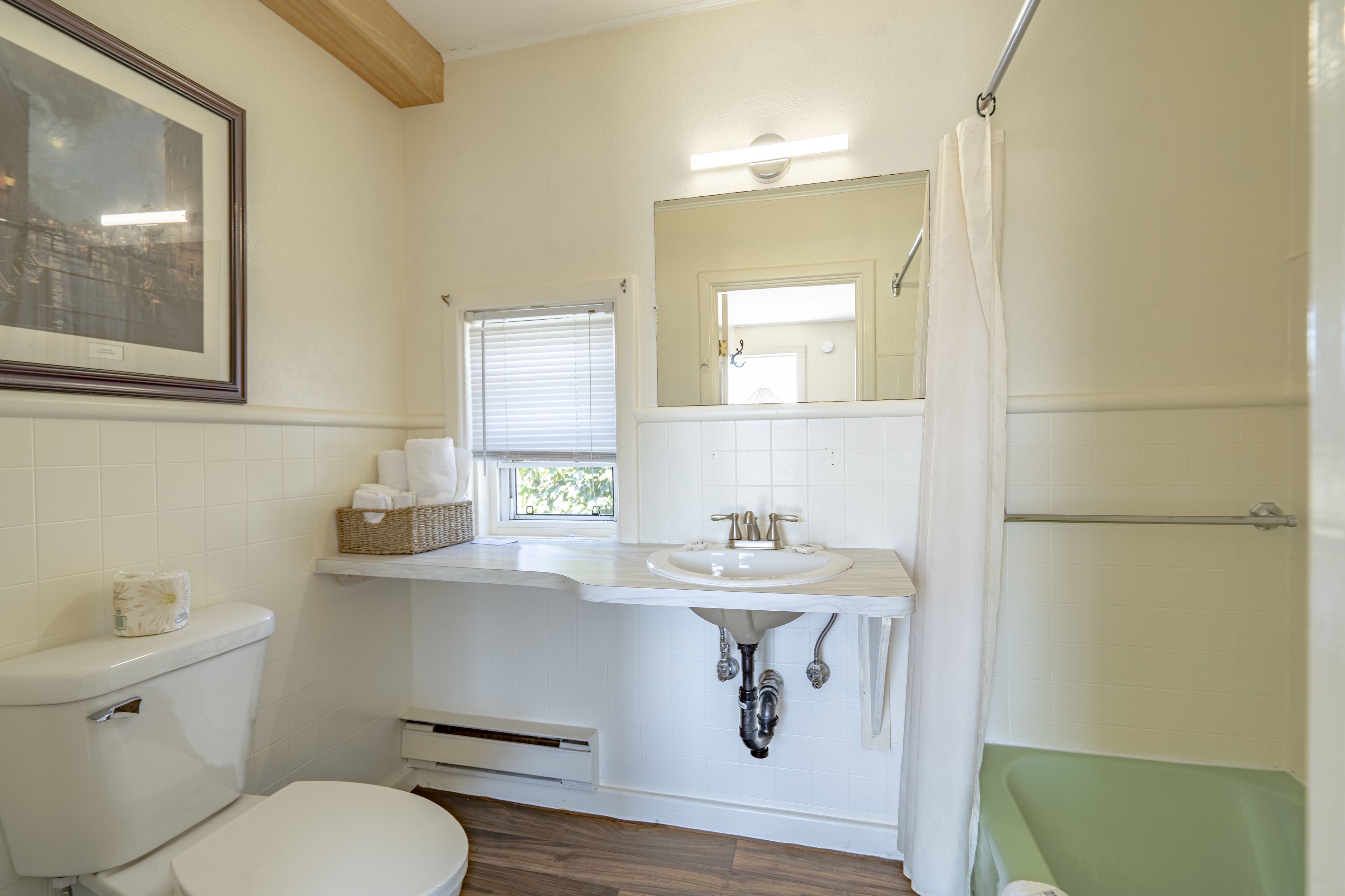 Quarto, 1 cama queen-size, não fumadores, vista para o lago | Casa de banho | Artigos de higiene pessoal grátis, toalhas fornecidas 