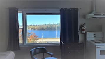 Quarto, 2 camas de casal, kitchenette, vista para o lago | 2 quartos, secretária, cortinas/cortinados opacos