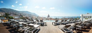 Piscina interna, piscina externa, funciona das 10h às 19h, guarda-sóis