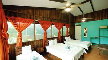 Quarto Duplo ou Twin Básico, 2 camas queen-size | Roupa de alta qualidade, cofre no quarto, acesso para cadeira de rodas