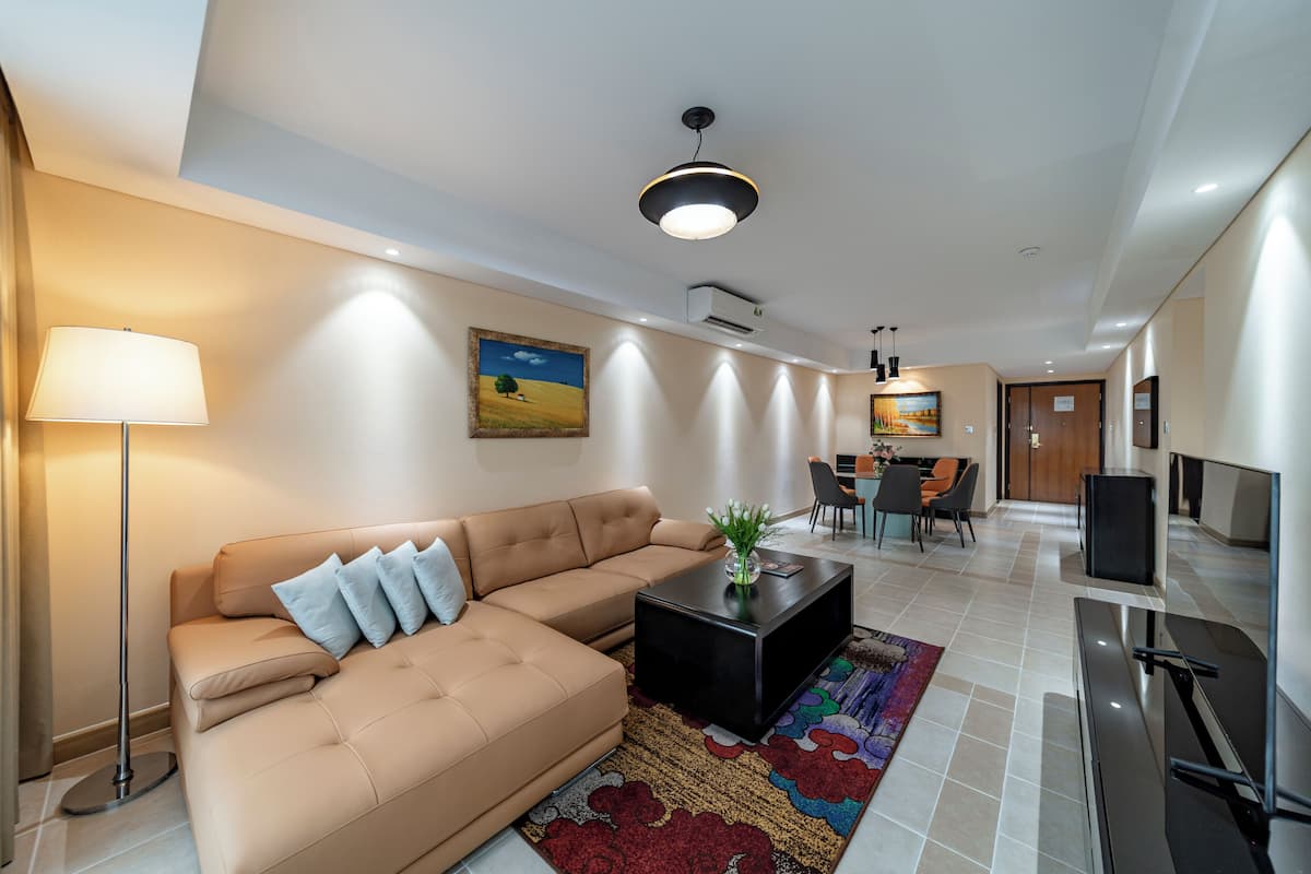 3 Bedroom Executive with Balcony | Sala de estar | Televisor
