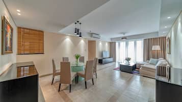 3 Bedroom Premier with Balcony | Área de estar | TV