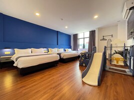 Quarto quádruplo premium | Roupas de cama premium, edredons de pluma, escrivaninha