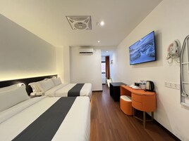 Quarto Quádruplo Deluxe | Roupa de alta qualidade, edredões de penas, secretária 