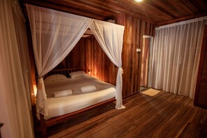 Quarto Deluxe (Super) | Roupa de alta qualidade, com mobília individualizada, secretária