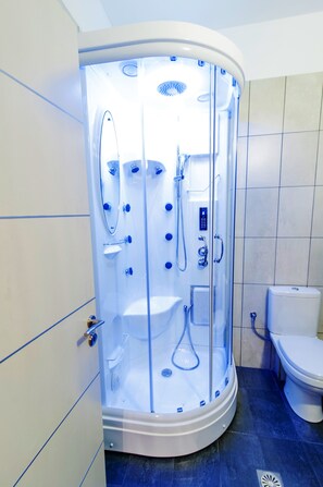 Chuveiro, ducha de hidromassagem, produtos de toalete grátis 