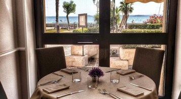 Pequenos-almoços servidos, com espaço para refeições ao ar livre 