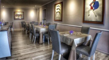 Serviço de café da manhã, culinária italiana, restaurante ao ar livre 