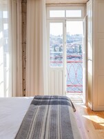 Apartamento, 2 quartos, sacada, vista para o rio | Vista do quarto